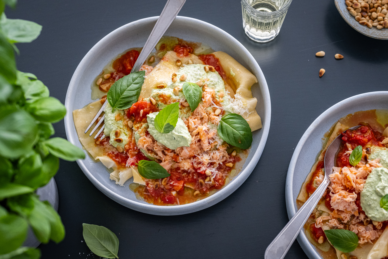 Offene Lasagne mit Kräuter-Ricotta-Creme, Tomatensugo & gezupftem Lachs ...