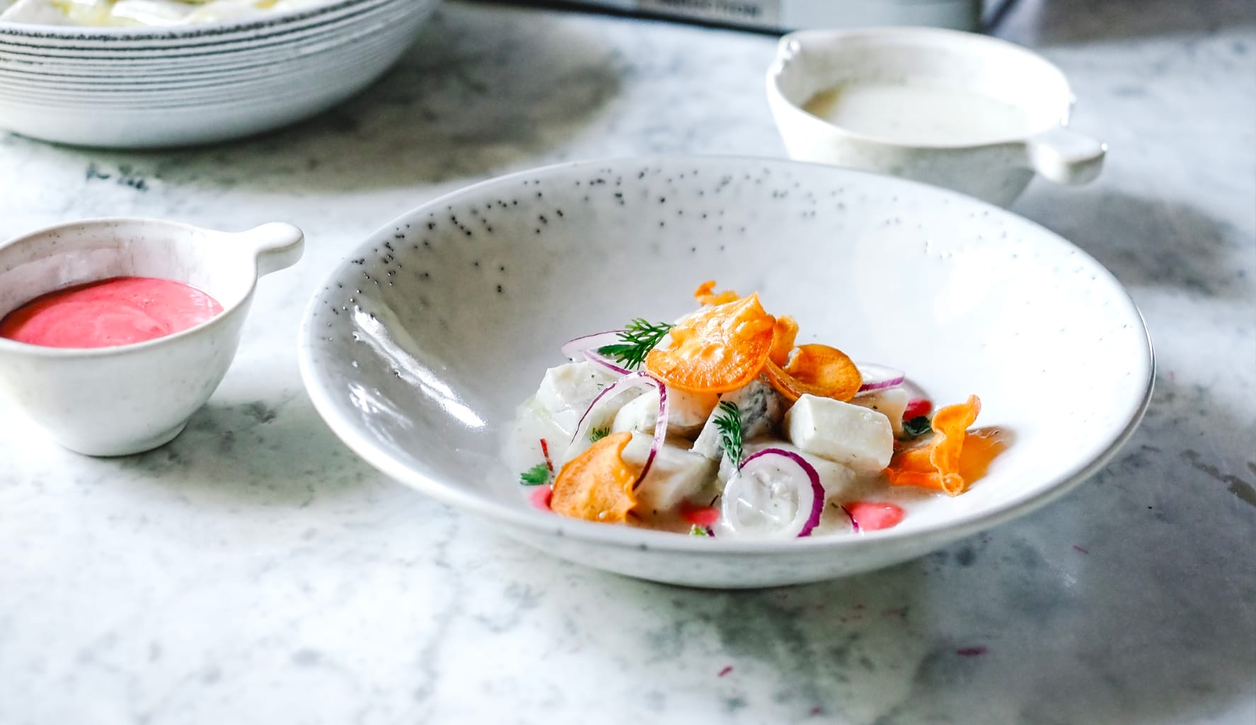 Ceviche di pesce con dressing ai lamponi e chips di patata dolce ...